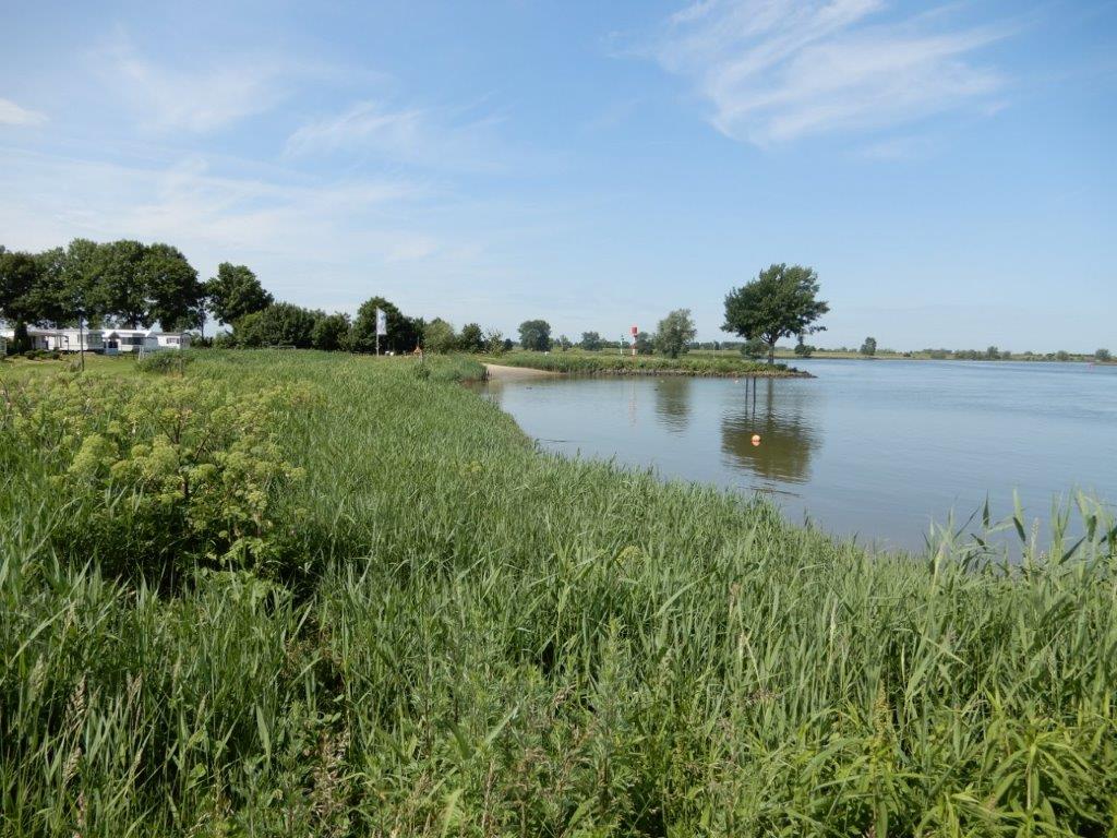 Centraal in Nederland, buitendijks aan een rivier gelegen camping (1,8 ... Centraal in Nederland, buitendijks aan een rivier gelegen camping (1,8 ...